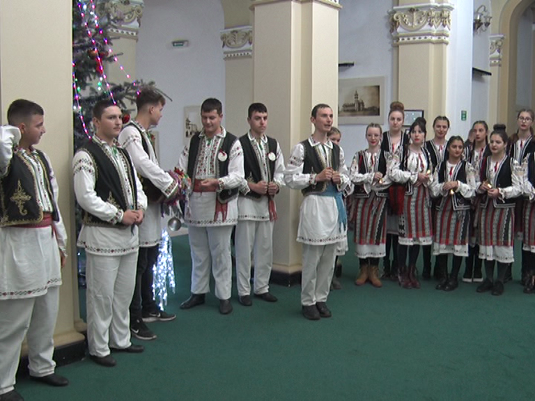 Cu buhaiul la Primărie. Elevi buzoieni i-au colindat pe cei trei edili ...